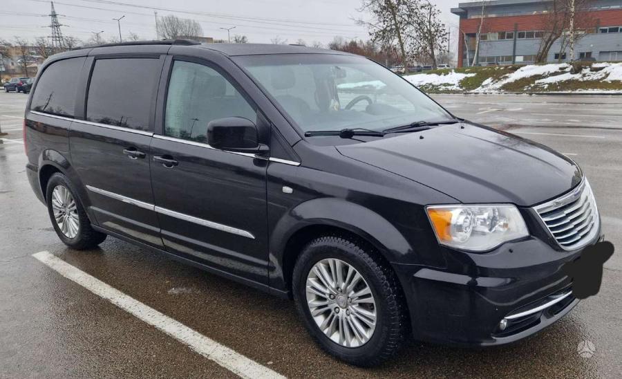 Black Chrysler town-&-country 2015 in Siauliai, with an engine capacity of 3.60 L and mileage of 200 thousand km for 8300 €, photo 1 on AUTOMOTO.COM.LV