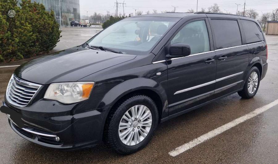 Black Chrysler town-&-country 2015 in Siauliai, with an engine capacity of 3.60 L and mileage of 200 thousand km for 8300 €, photo 2 on AUTOMOTO.COM.LV