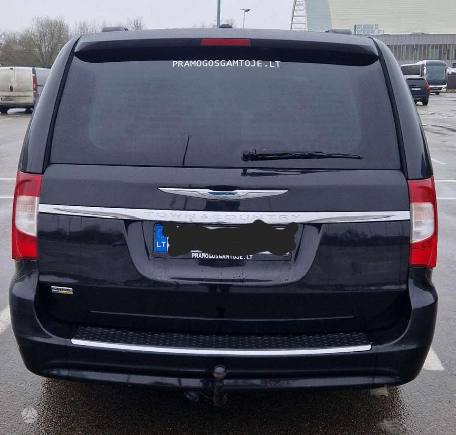 Black Chrysler town-&-country 2015 in Siauliai, with an engine capacity of 3.60 L and mileage of 200 thousand km for 8300 €, photo 4 on AUTOMOTO.COM.LV