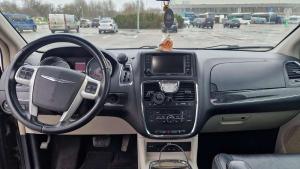 Black Chrysler town-&-country 2015 in Siauliai, with an engine capacity of 3.60 L and mileage of 200 thousand km for 8300 €, photo 9 on AUTOMOTO.COM.LV