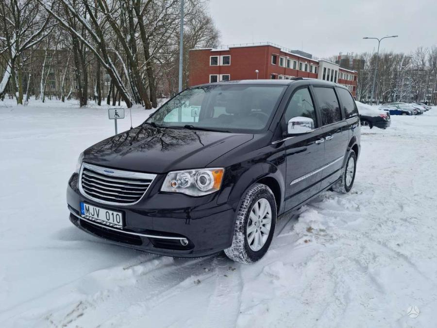 Black Chrysler town-&-country 2015 in Klaipeda, with an engine capacity of 3.60 L and mileage of 170 thousand km for 12300 €, photo 1 on AUTOMOTO.COM.LV