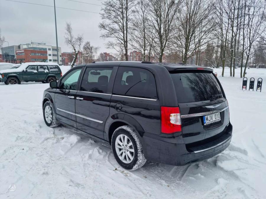 Black Chrysler town-&-country 2015 in Klaipeda, with an engine capacity of 3.60 L and mileage of 170 thousand km for 12300 €, photo 2 on AUTOMOTO.COM.LV