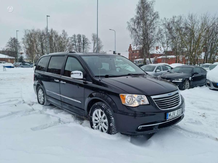 Black Chrysler town-&-country 2015 in Klaipeda, with an engine capacity of 3.60 L and mileage of 170 thousand km for 12300 €, photo 3 on AUTOMOTO.COM.LV
