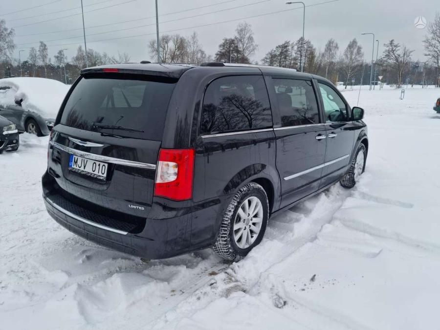 Black Chrysler town-&-country 2015 in Klaipeda, with an engine capacity of 3.60 L and mileage of 170 thousand km for 12300 €, photo 4 on AUTOMOTO.COM.LV
