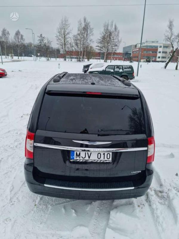 Black Chrysler town-&-country 2015 in Klaipeda, with an engine capacity of 3.60 L and mileage of 170 thousand km for 12300 €, photo 5 on AUTOMOTO.COM.LV