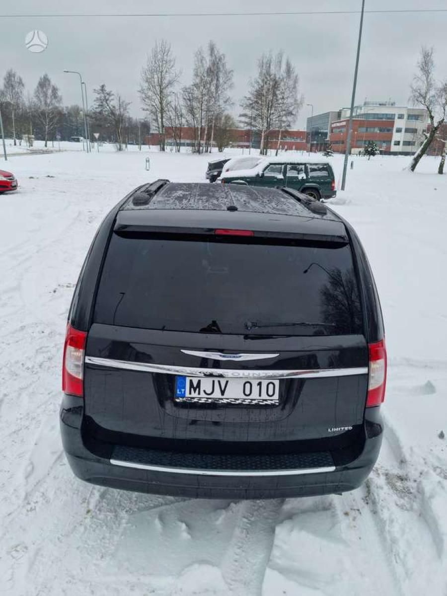 Black Chrysler town-&-country 2015 in Klaipeda, with an engine capacity of 3.60 L and mileage of 170 thousand km for 12300 €, photo 5 on AUTOMOTO.COM.LV