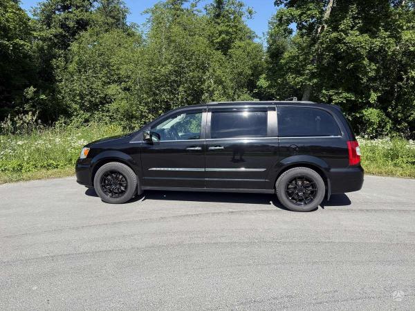 Melns Chrysler town-&-country 2015 Kerdla, ar dzinēja tilpumu 3.60 L un nobraukumu 234 tūkst. km par 12000 €, foto 2 vietnē AUTOMOTO.COM.LV