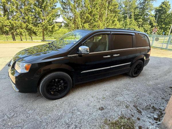 Melns Chrysler town-&-country 2015 Kerdla, ar dzinēja tilpumu 3.60 L un nobraukumu 234 tūkst. km par 12000 €, foto 4 vietnē AUTOMOTO.COM.LV
