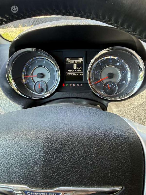 Melns Chrysler town-&-country 2015 Kerdla, ar dzinēja tilpumu 3.60 L un nobraukumu 234 tūkst. km par 12000 €, foto 9 vietnē AUTOMOTO.COM.LV