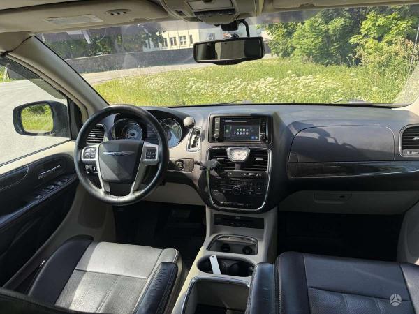 Melns Chrysler town-&-country 2015 Kerdla, ar dzinēja tilpumu 3.60 L un nobraukumu 234 tūkst. km par 12000 €, foto 10 vietnē AUTOMOTO.COM.LV