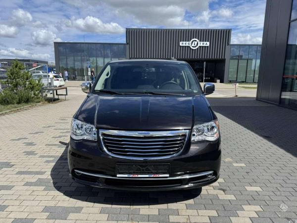 Melns Chrysler town-&-country 2015 Šauļi, ar dzinēja tilpumu 3.60 L un nobraukumu 230 tūkst. km par 8450 €, foto 3 vietnē AUTOMOTO.COM.LV