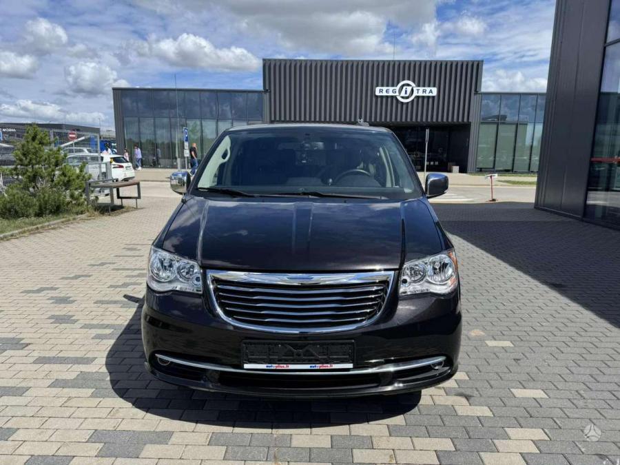 Melns Chrysler town-&-country 2015 Šauļi, ar dzinēja tilpumu 3.60 L un nobraukumu 230 tūkst. km par 8450 €, foto 4 vietnē AUTOMOTO.COM.LV