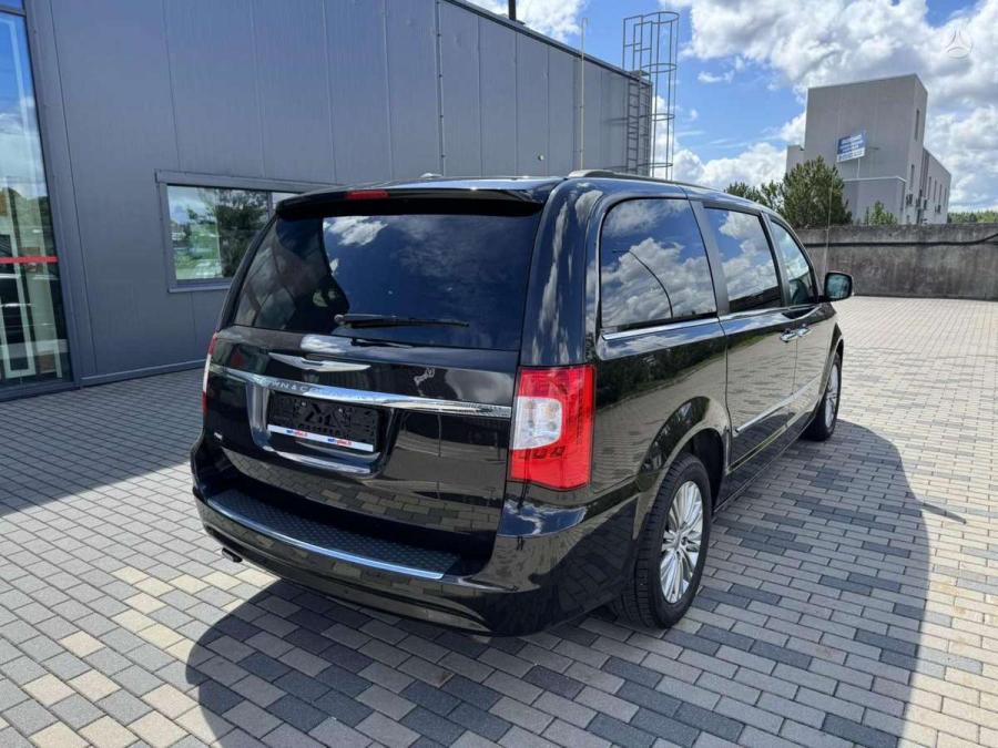 Melns Chrysler town-&-country 2015 Šauļi, ar dzinēja tilpumu 3.60 L un nobraukumu 230 tūkst. km par 8450 €, foto 5 vietnē AUTOMOTO.COM.LV