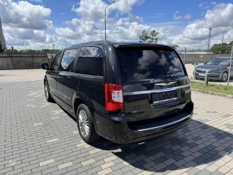 Melns Chrysler town-&-country 2015 Šauļi, ar dzinēja tilpumu 3.60 L un nobraukumu 230 tūkst. km par 8450 €, foto 6 vietnē AUTOMOTO.COM.LV