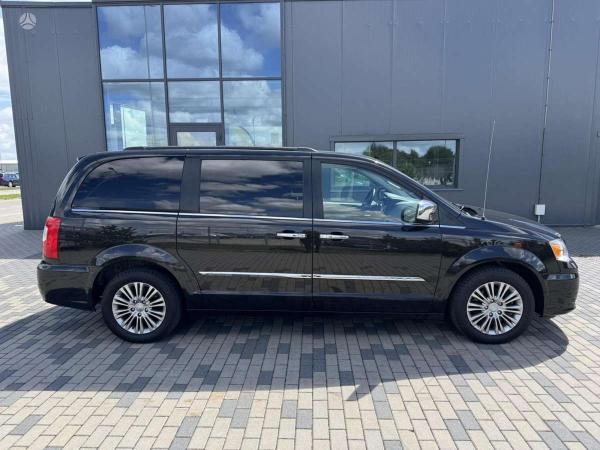 Melns Chrysler town-&-country 2015 Šauļi, ar dzinēja tilpumu 3.60 L un nobraukumu 230 tūkst. km par 8450 €, foto 7 vietnē AUTOMOTO.COM.LV