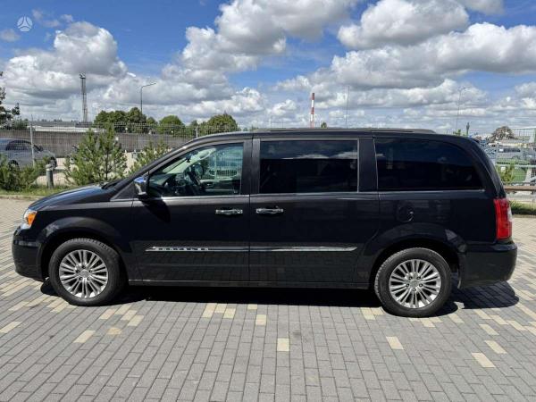 Melns Chrysler town-&-country 2015 Šauļi, ar dzinēja tilpumu 3.60 L un nobraukumu 230 tūkst. km par 8450 €, foto 8 vietnē AUTOMOTO.COM.LV