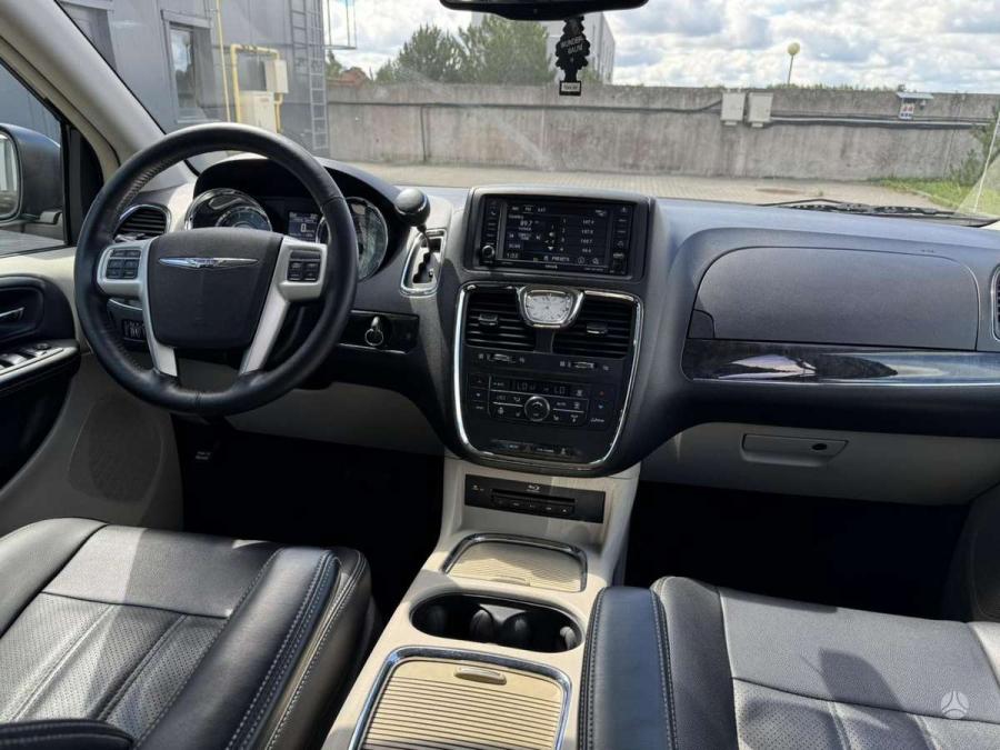 Melns Chrysler town-&-country 2015 Šauļi, ar dzinēja tilpumu 3.60 L un nobraukumu 230 tūkst. km par 8450 €, foto 10 vietnē AUTOMOTO.COM.LV