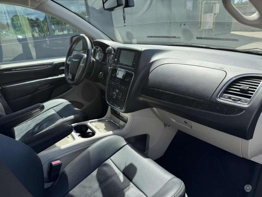 Melns Chrysler town-&-country 2015 Šauļi, ar dzinēja tilpumu 3.60 L un nobraukumu 230 tūkst. km par 8450 €, foto 15 vietnē AUTOMOTO.COM.LV