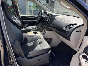 Melns Chrysler town-&-country 2015 Šauļi, ar dzinēja tilpumu 3.60 L un nobraukumu 230 tūkst. km par 8450 €, foto 17 vietnē AUTOMOTO.COM.LV