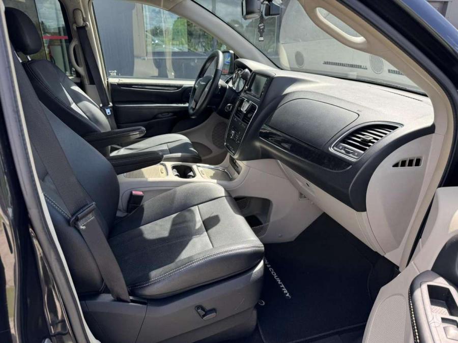 Melns Chrysler town-&-country 2015 Šauļi, ar dzinēja tilpumu 3.60 L un nobraukumu 230 tūkst. km par 8450 €, foto 17 vietnē AUTOMOTO.COM.LV
