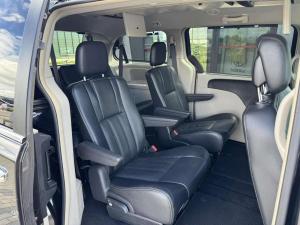 Melns Chrysler town-&-country 2015 Šauļi, ar dzinēja tilpumu 3.60 L un nobraukumu 230 tūkst. km par 8450 €, foto 18 vietnē AUTOMOTO.COM.LV
