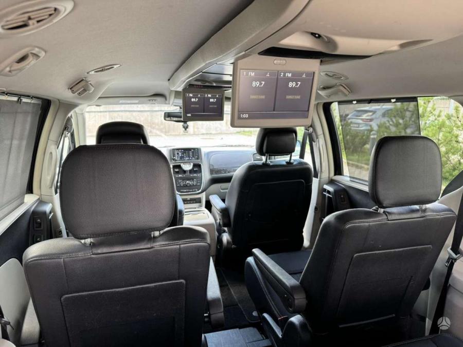 Melns Chrysler town-&-country 2015 Šauļi, ar dzinēja tilpumu 3.60 L un nobraukumu 230 tūkst. km par 8450 €, foto 19 vietnē AUTOMOTO.COM.LV