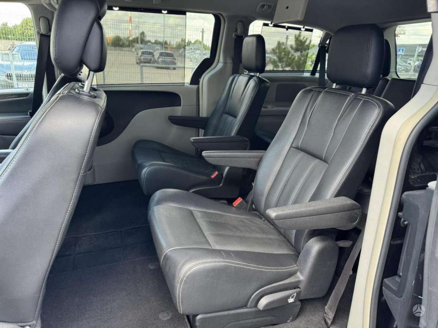 Melns Chrysler town-&-country 2015 Šauļi, ar dzinēja tilpumu 3.60 L un nobraukumu 230 tūkst. km par 8450 €, foto 20 vietnē AUTOMOTO.COM.LV