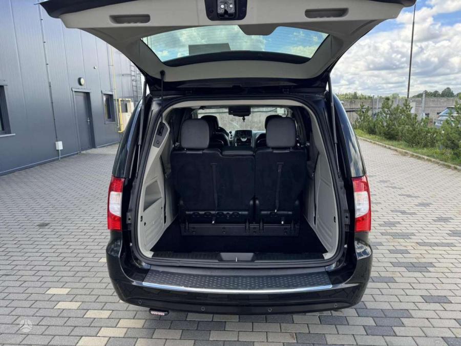 Melns Chrysler town-&-country 2015 Šauļi, ar dzinēja tilpumu 3.60 L un nobraukumu 230 tūkst. km par 8450 €, foto 24 vietnē AUTOMOTO.COM.LV