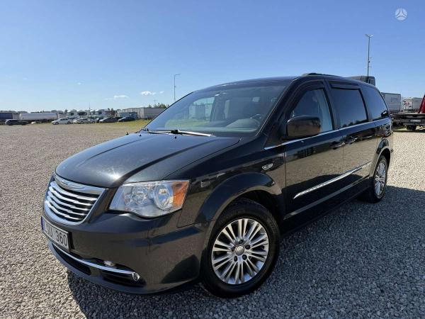 Black Chrysler town-&-country 2015 in Vilnius, with an engine capacity of 3.60 L and mileage of 216 thousand km for 7500 €, photo 1 on AUTOMOTO.COM.LV