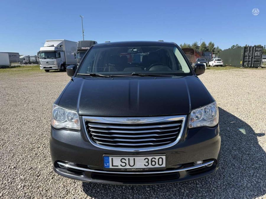 Melns Chrysler town-&-country 2015 Viļņa, ar dzinēja tilpumu 3.60 L un nobraukumu 216 tūkst. km par 7500 €, foto 4 vietnē AUTOMOTO.COM.LV
