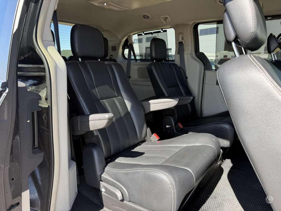 Melns Chrysler town-&-country 2015 Viļņa, ar dzinēja tilpumu 3.60 L un nobraukumu 216 tūkst. km par 7500 €, foto 22 vietnē AUTOMOTO.COM.LV