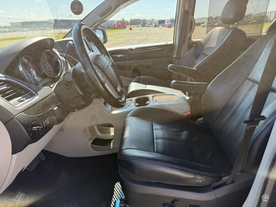 Melns Chrysler town-&-country 2015 Viļņa, ar dzinēja tilpumu 3.60 L un nobraukumu 216 tūkst. km par 7500 €, foto 23 vietnē AUTOMOTO.COM.LV