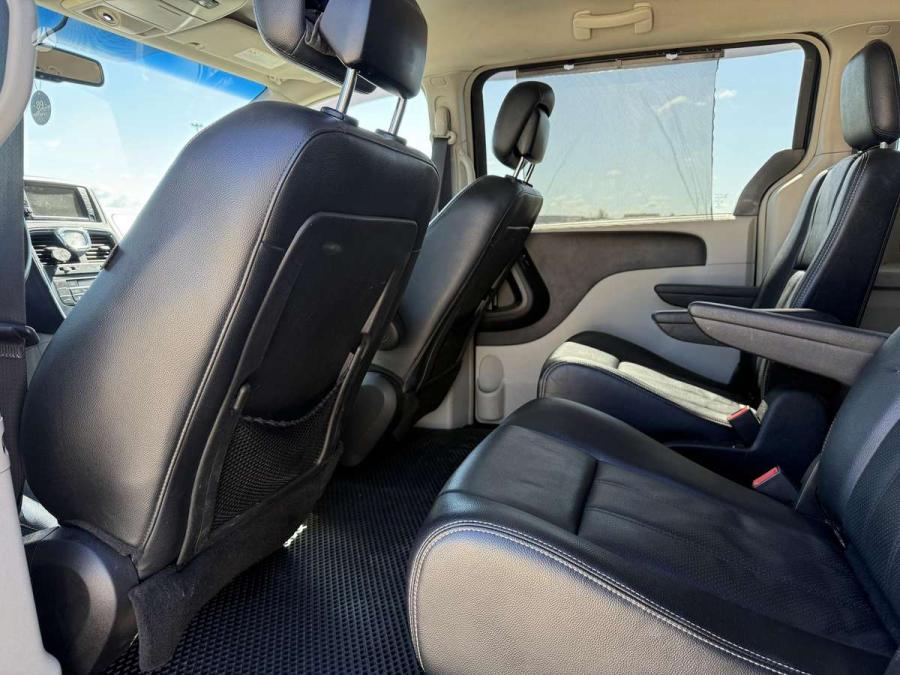 Melns Chrysler town-&-country 2015 Viļņa, ar dzinēja tilpumu 3.60 L un nobraukumu 216 tūkst. km par 7500 €, foto 28 vietnē AUTOMOTO.COM.LV