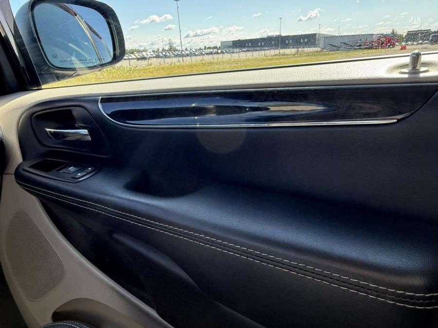 Melns Chrysler town-&-country 2015 Viļņa, ar dzinēja tilpumu 3.60 L un nobraukumu 216 tūkst. km par 7500 €, foto 36 vietnē AUTOMOTO.COM.LV