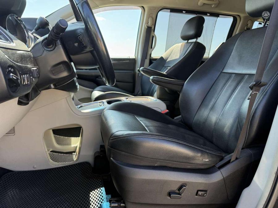 Melns Chrysler town-&-country 2015 Viļņa, ar dzinēja tilpumu 3.60 L un nobraukumu 216 tūkst. km par 7500 €, foto 50 vietnē AUTOMOTO.COM.LV