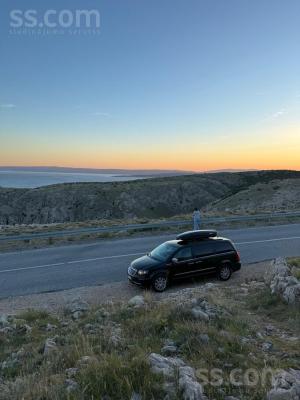 Melns Chrysler town-&-country 2016 Rīga, ar dzinēja tilpumu 3.60 L un nobraukumu 201 tūkst. km par 14300 €, foto  vietnē AUTOMOTO.COM.LV