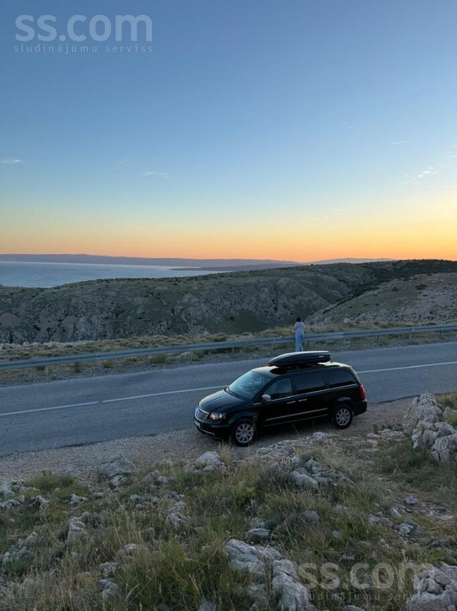 Melns Chrysler town-&-country 2016 Rīga, ar dzinēja tilpumu 3.60 L un nobraukumu 201 tūkst. km par 14300 €, foto 1 vietnē AUTOMOTO.COM.LV