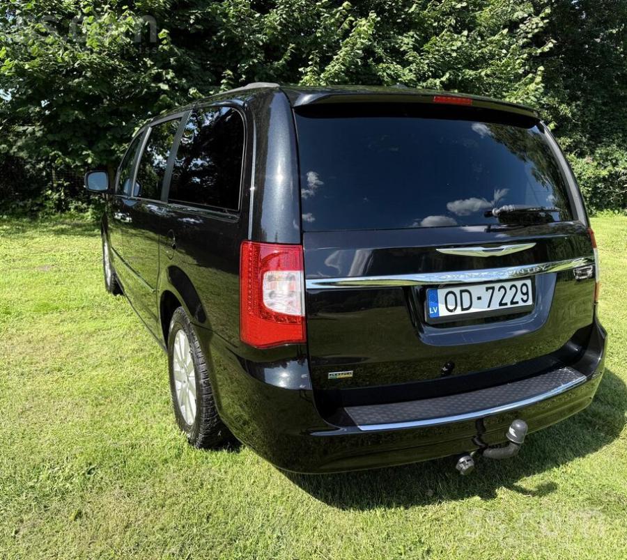 Melns Chrysler town-&-country 2016 Rīga, ar dzinēja tilpumu 3.60 L un nobraukumu 201 tūkst. km par 14300 €, foto 5 vietnē AUTOMOTO.COM.LV