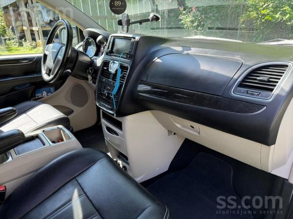 Melns Chrysler town-&-country 2016 Rīga, ar dzinēja tilpumu 3.60 L un nobraukumu 201 tūkst. km par 14300 €, foto 6 vietnē AUTOMOTO.COM.LV