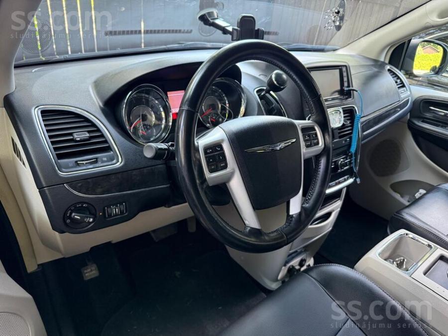 Melns Chrysler town-&-country 2016 Rīga, ar dzinēja tilpumu 3.60 L un nobraukumu 201 tūkst. km par 14300 €, foto 8 vietnē AUTOMOTO.COM.LV