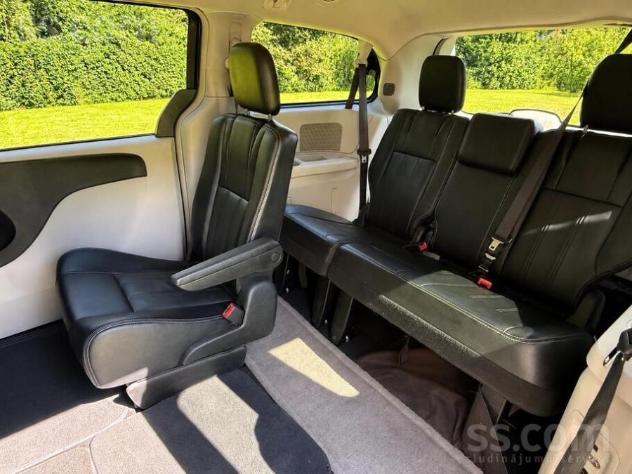 Melns Chrysler town-&-country 2016 Rīga, ar dzinēja tilpumu 3.60 L un nobraukumu 201 tūkst. km par 14300 €, foto 11 vietnē AUTOMOTO.COM.LV