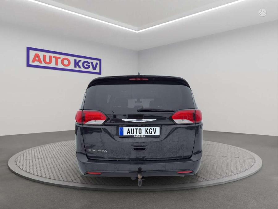 Black Chrysler town-&-country 2017 in Kaunas, with an engine capacity of 3.60 L and mileage of 154 thousand km for 13999 €, photo 4 on AUTOMOTO.COM.LV