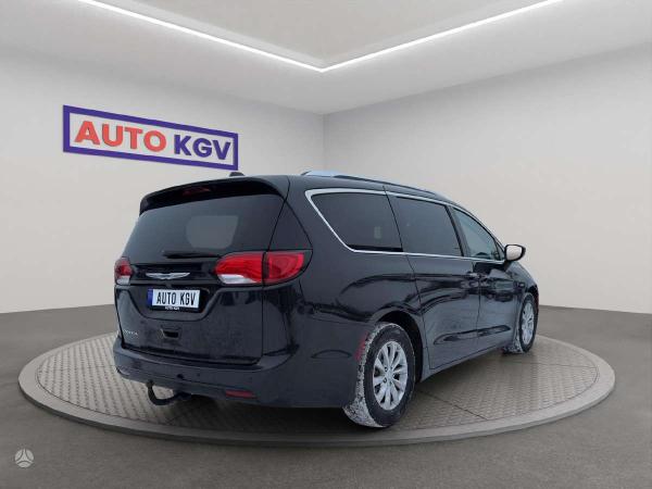 Black Chrysler town-&-country 2017 in Kaunas, with an engine capacity of 3.60 L and mileage of 154 thousand km for 13999 €, photo 5 on AUTOMOTO.COM.LV