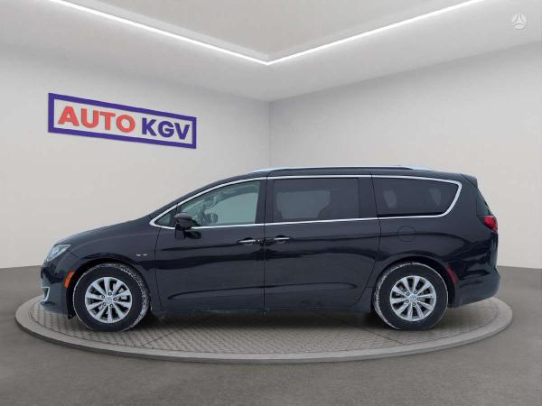 Melns Chrysler town-&-country 2017 Kauņa, ar dzinēja tilpumu 3.60 L un nobraukumu 154 tūkst. km par 13999 €, foto 2 vietnē AUTOMOTO.COM.LV