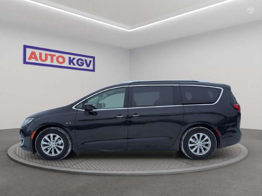 Melns Chrysler town-&-country 2017 Kauņa, ar dzinēja tilpumu 3.60 L un nobraukumu 154 tūkst. km par 13999 €, foto 2 vietnē AUTOMOTO.COM.LV