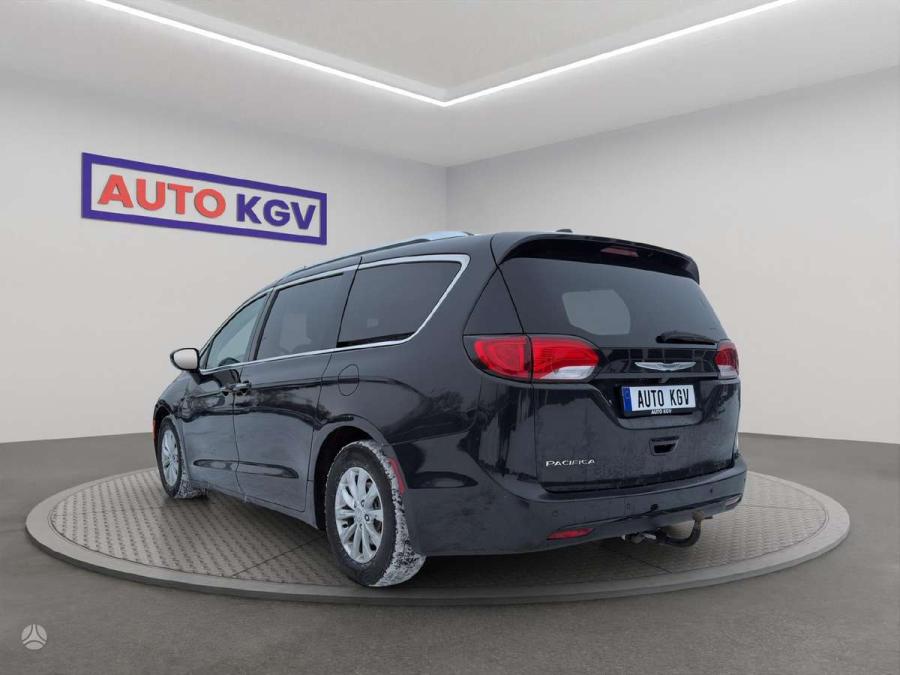 Melns Chrysler town-&-country 2017 Kauņa, ar dzinēja tilpumu 3.60 L un nobraukumu 154 tūkst. km par 13999 €, foto 3 vietnē AUTOMOTO.COM.LV