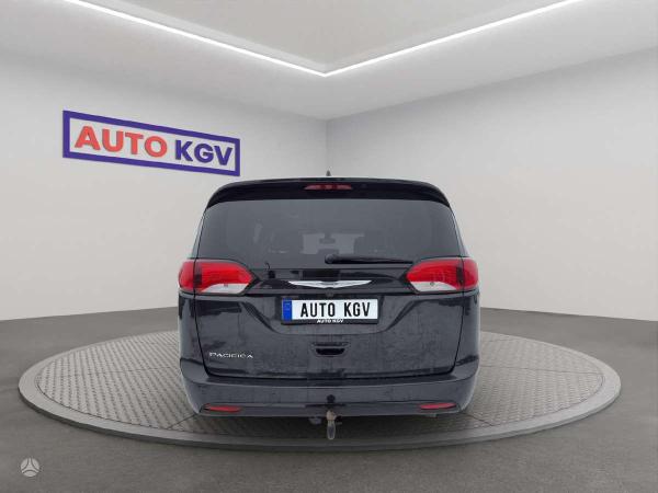 Melns Chrysler town-&-country 2017 Kauņa, ar dzinēja tilpumu 3.60 L un nobraukumu 154 tūkst. km par 13999 €, foto 4 vietnē AUTOMOTO.COM.LV