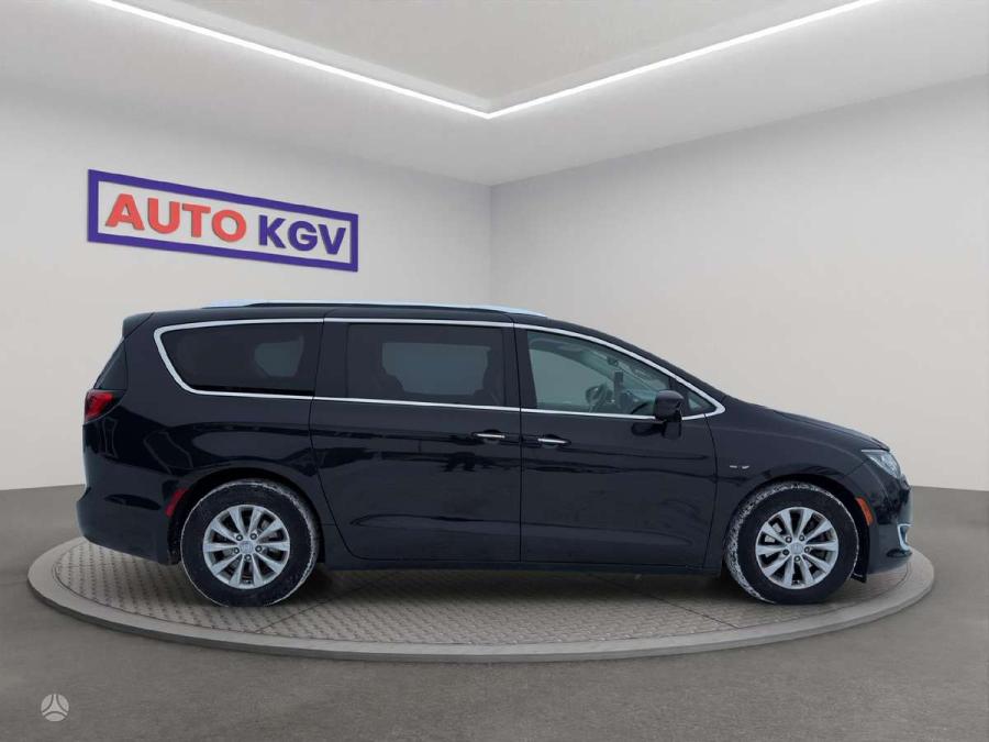Melns Chrysler town-&-country 2017 Kauņa, ar dzinēja tilpumu 3.60 L un nobraukumu 154 tūkst. km par 13999 €, foto 6 vietnē AUTOMOTO.COM.LV