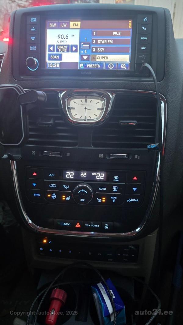 Melns Chrysler town-&-country 2012 Tallina, ar dzinēja tilpumu 3.60 L un nobraukumu 282 tūkst. km par 6700 €, foto 11 vietnē AUTOMOTO.COM.LV