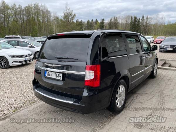 Black Chrysler town-&-country 2013 in Voru, with an engine capacity of 3.60 L and mileage of 257 thousand km for 5500 €, photo 3 on AUTOMOTO.COM.LV